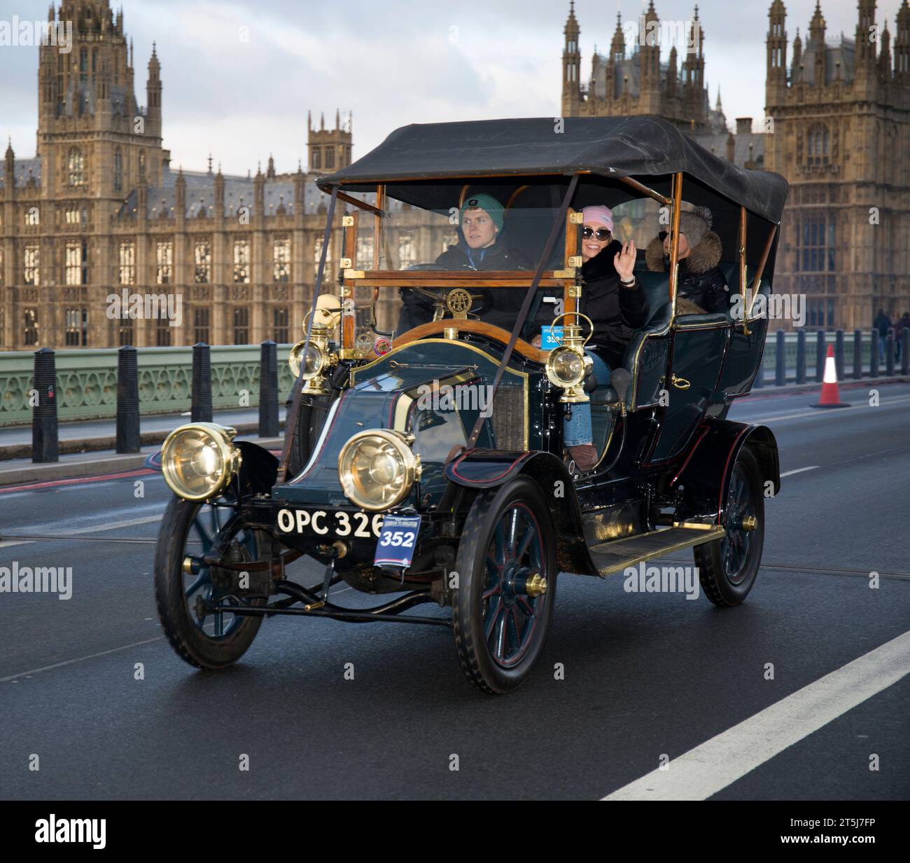 Entrant 352 1904 Renault on Westminster Bridge London To Brighton ...