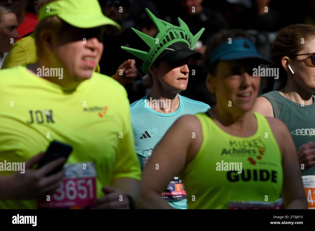 New York, USA. 05th Nov, 2023. A runner wears a foam ‘Statue of Liberty ...
