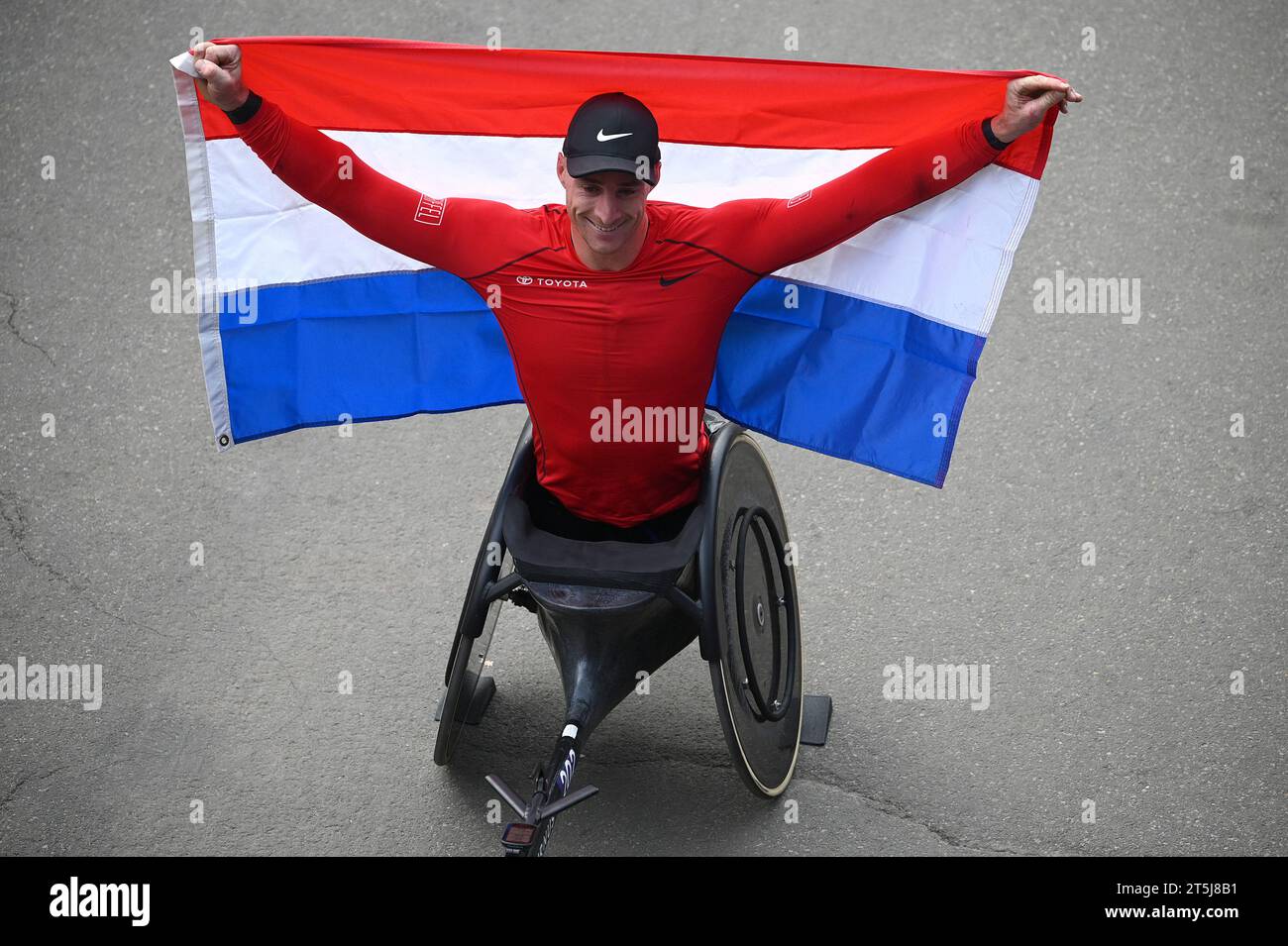 New York, USA. 05th Nov, 2023. Jetze Plat of Netherlands hols his ...