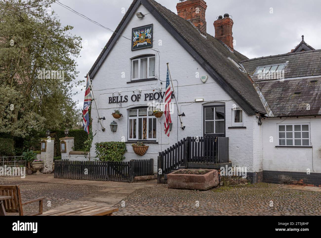 English pub with american flag hi-res stock photography and images - Alamy