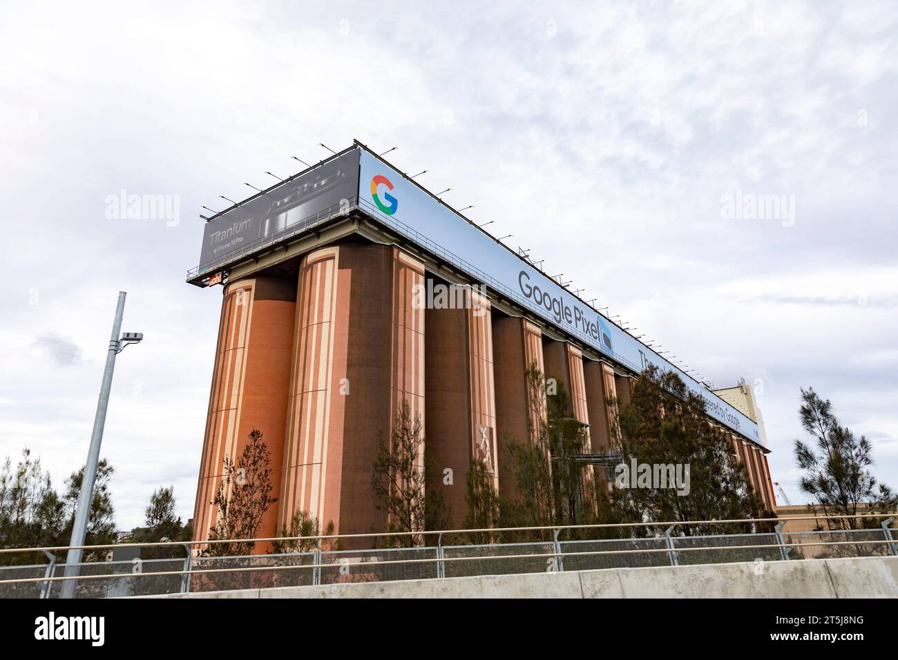 Iphone 15 pro titanium advertising hi-res stock photography and images ...