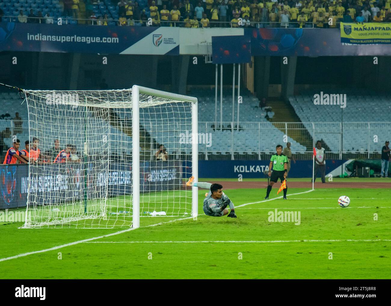 Kolkata, West Bengal, India. 4th Nov, 2023. Kerala Blasters (KBFC ...