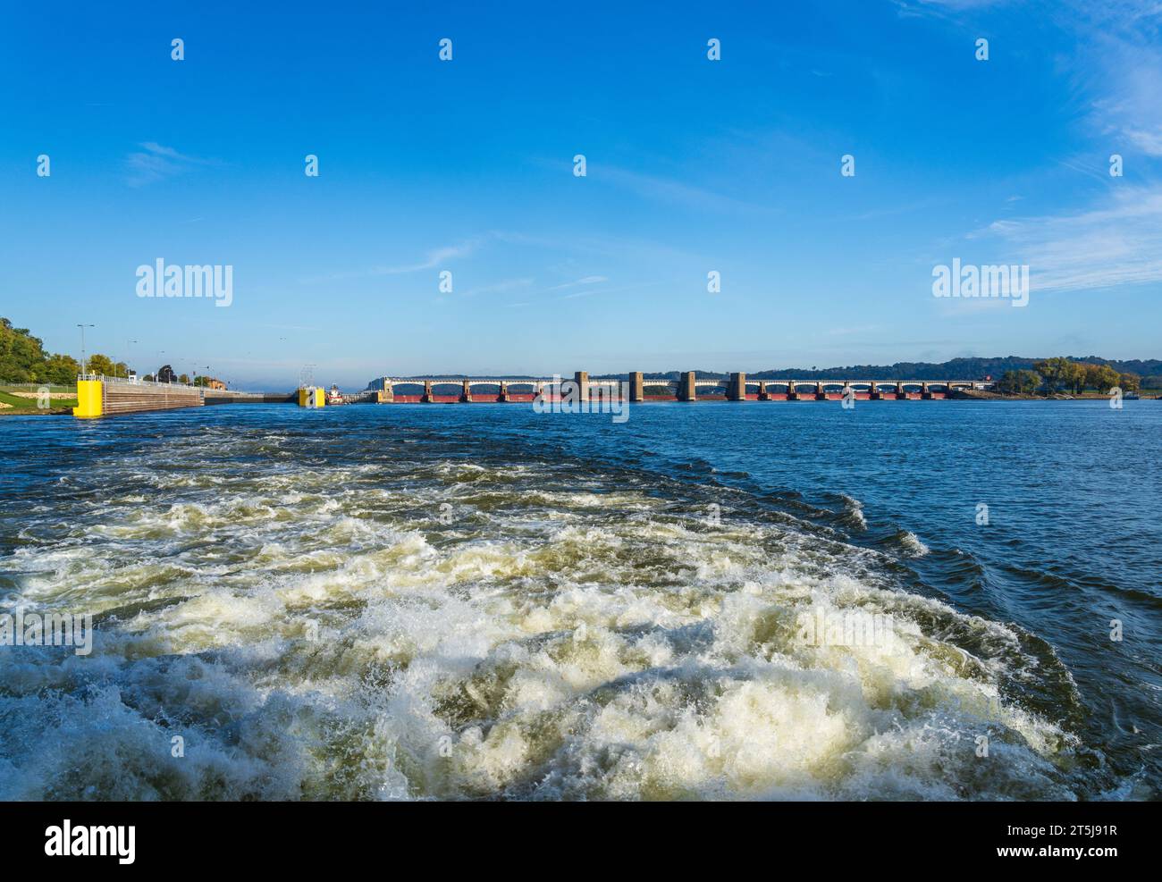 Powerful surge from river boat leaving from Lock and Dam no. 11 on ...