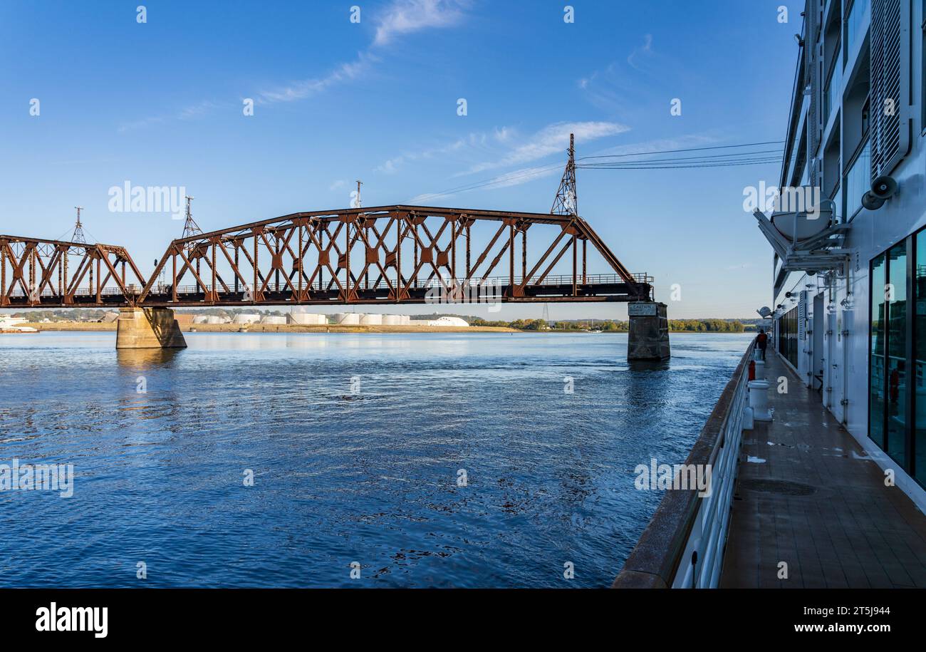 Dubuque Railroad bridge opens to allow river cruise boat to pass on ...