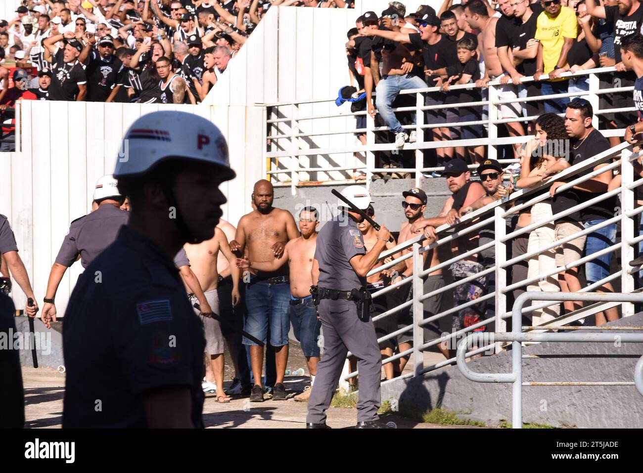 BRAGANÇA PAULISTA, SP - 05.11.2023: BRIGA TORCIDA CORINTHIANS CONTRA PM ...
