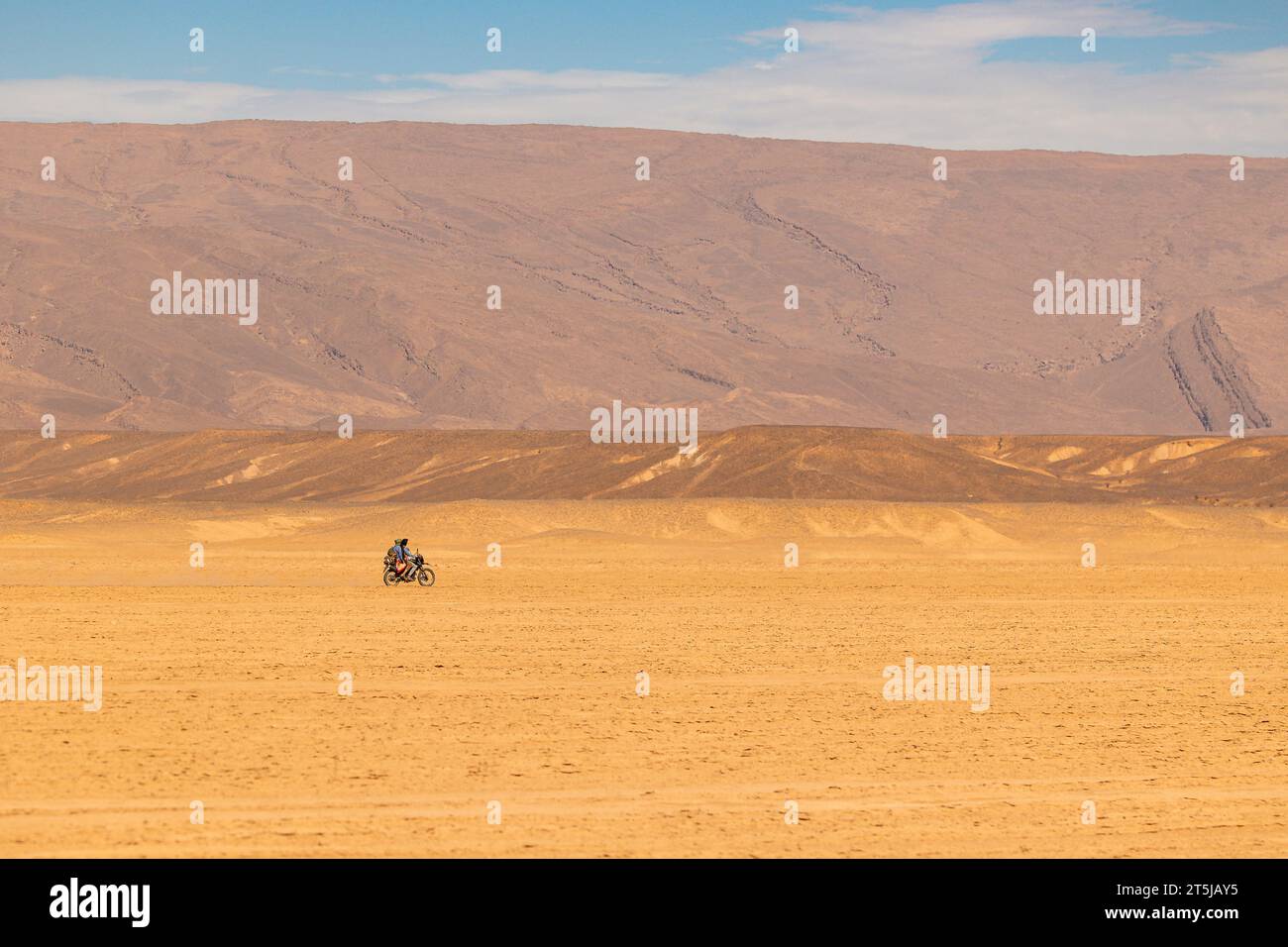 Overlanding in the Sahara desert Stock Photo - Alamy