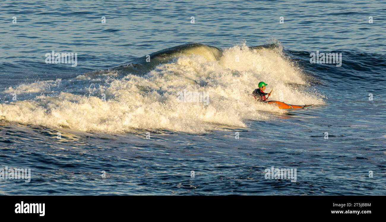 Riding waves hi-res stock photography and images - Alamy