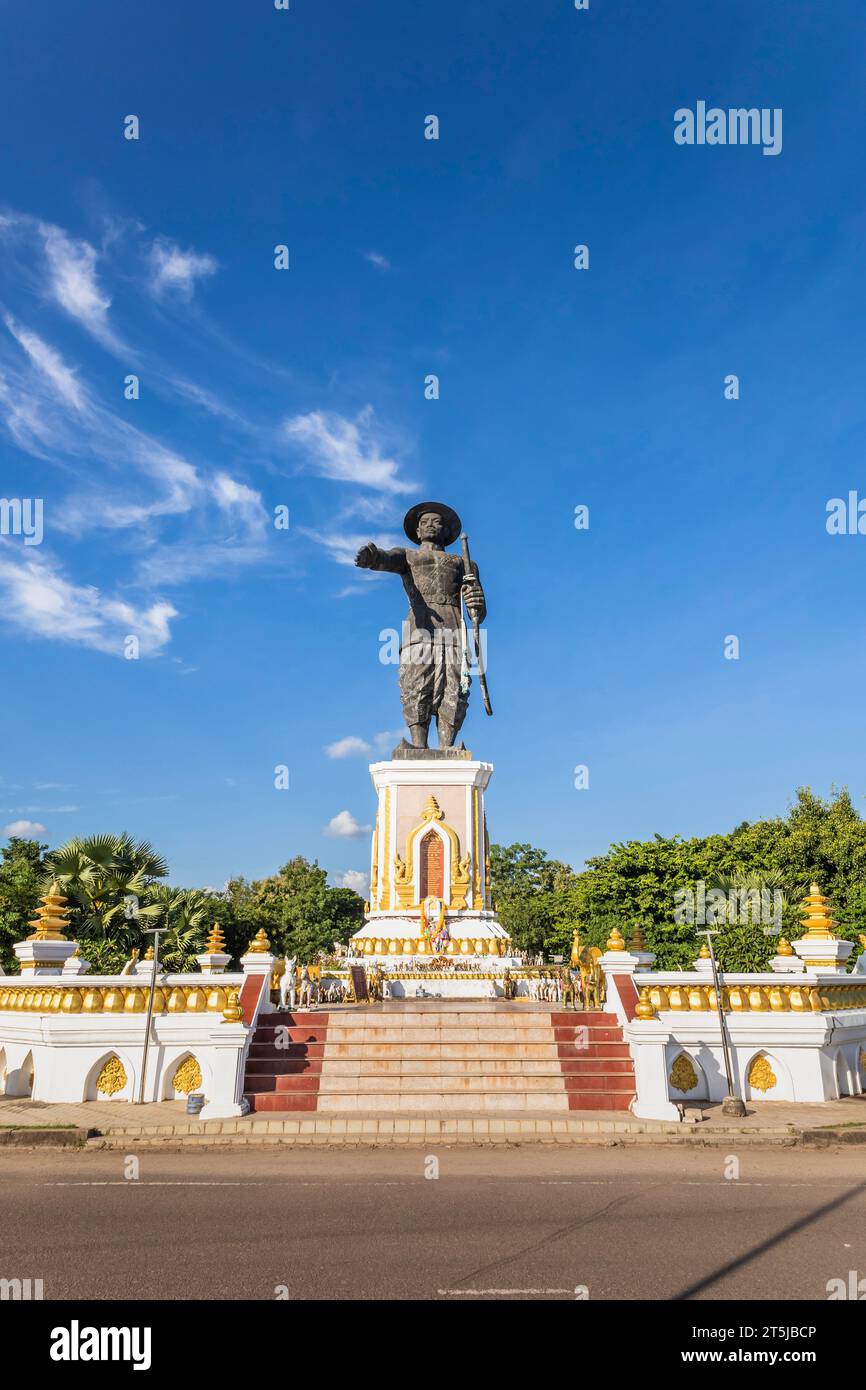 King Anouvong Statue, Chao Anouvong Park, riverfront road of Mekong ...