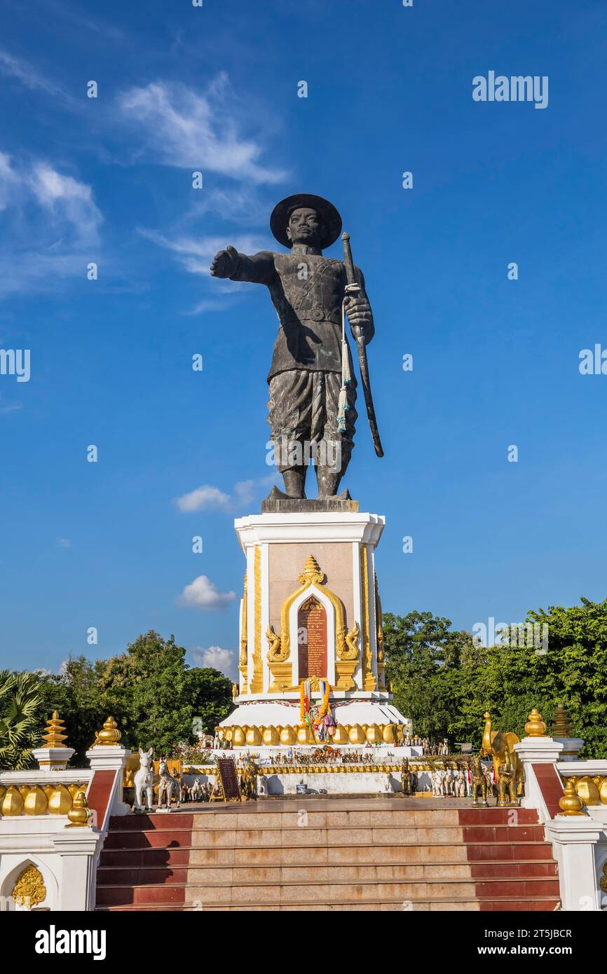 King Anouvong Statue, Chao Anouvong Park, riverfront road of Mekong ...
