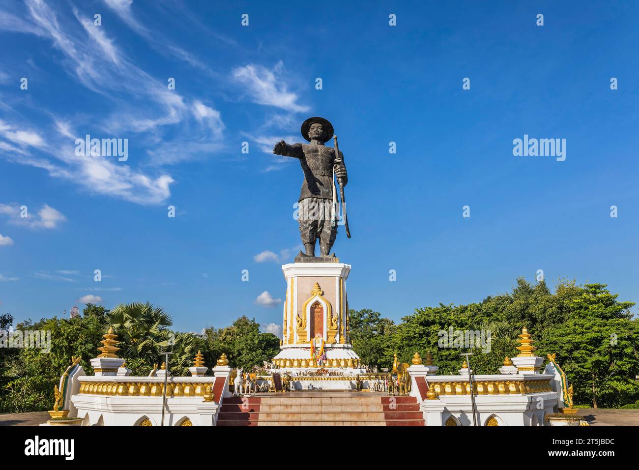 King Anouvong Statue, Chao Anouvong Park, riverfront road of Mekong ...