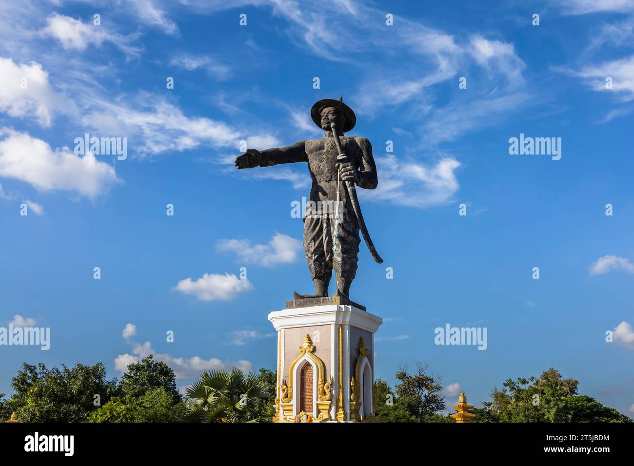 King Anouvong Statue, Chao Anouvong Park, riverfront road of Mekong ...