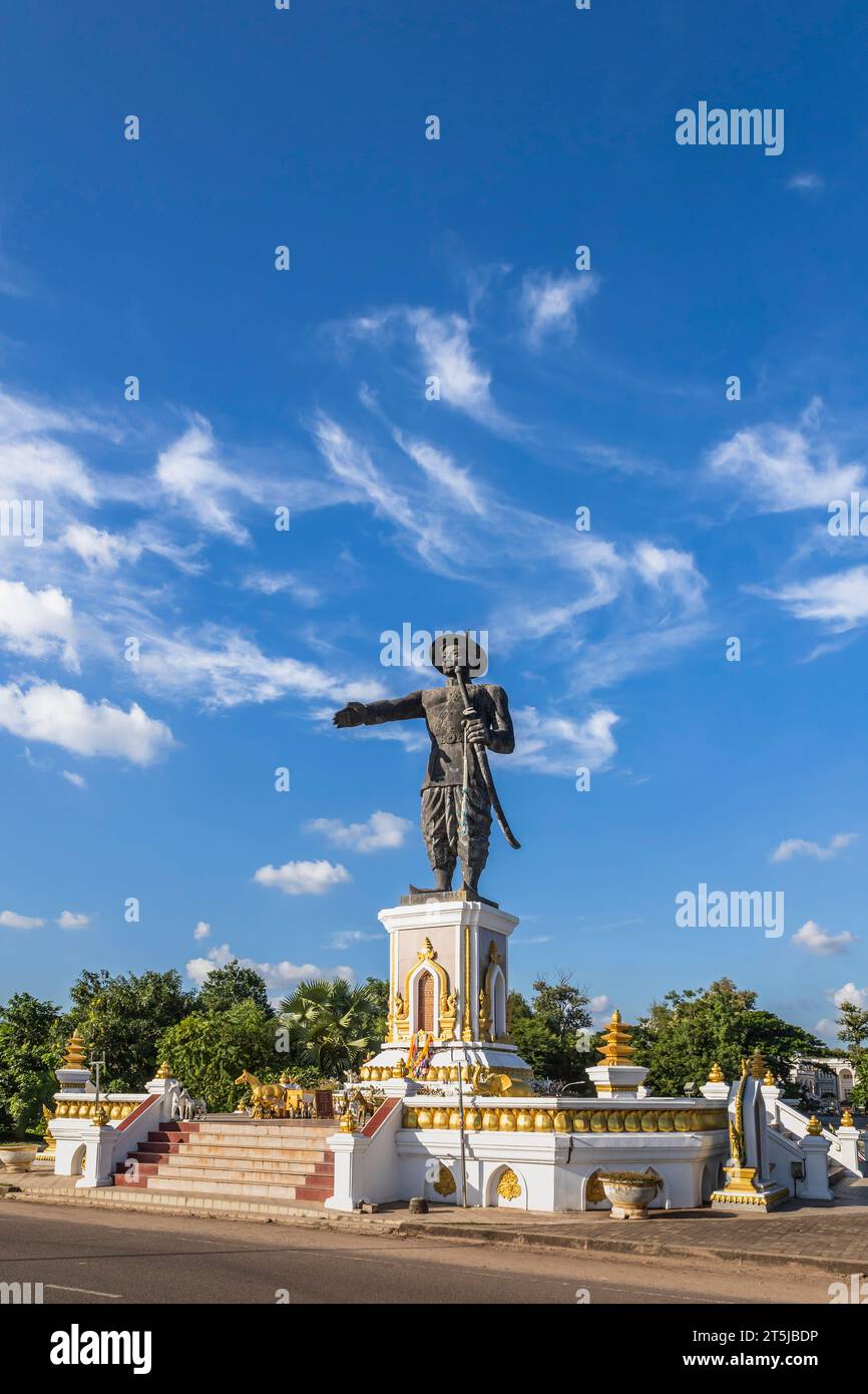 King Anouvong Statue, Chao Anouvong Park, riverfront road of Mekong ...