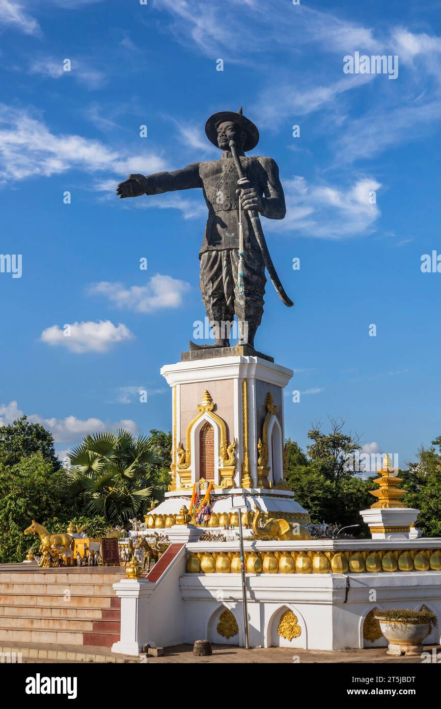 King Anouvong Statue, Chao Anouvong Park, riverfront road of Mekong ...