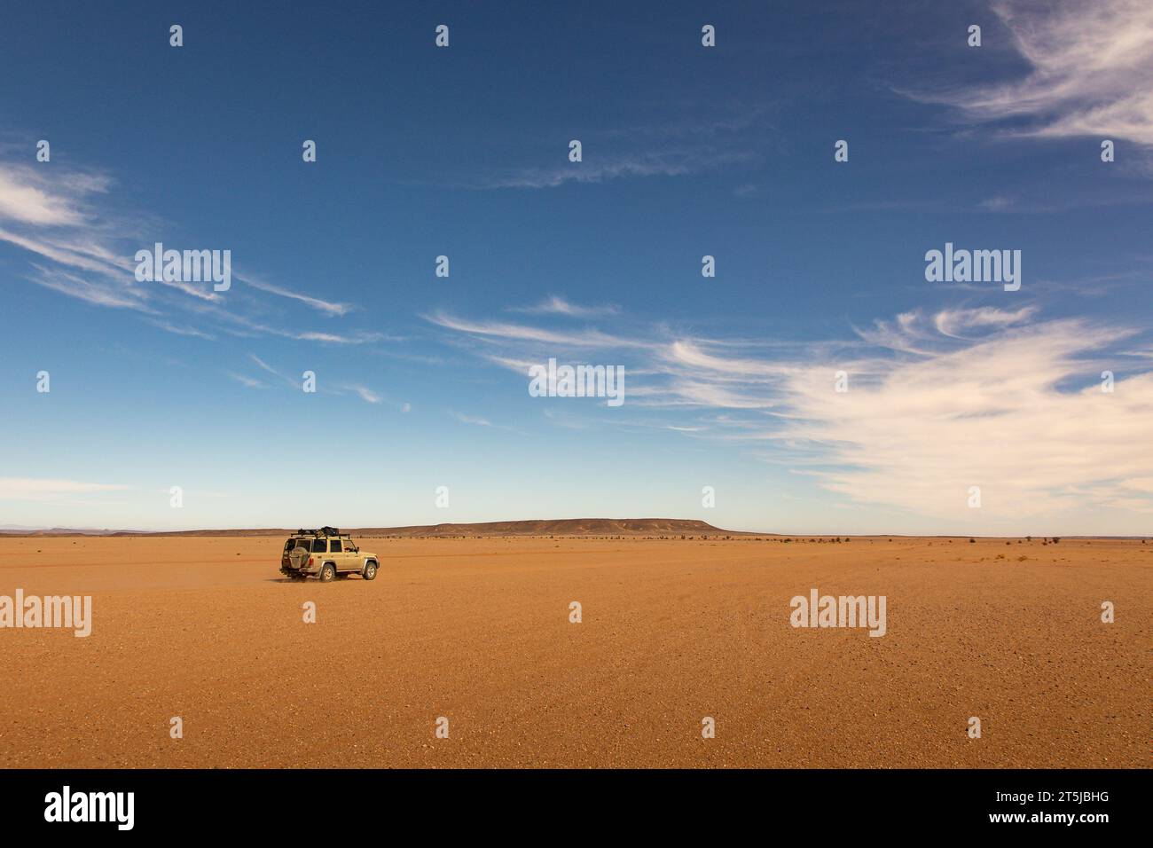 Overlanding in the Sahara desert Stock Photo - Alamy