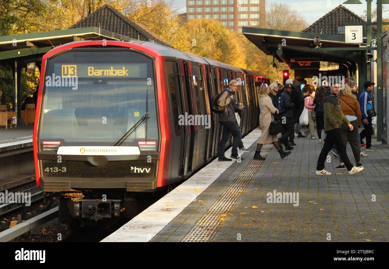 Eine U-Bahn der Linie U3 der Hamburger Hochbahn AG hält im Bahnhof ...