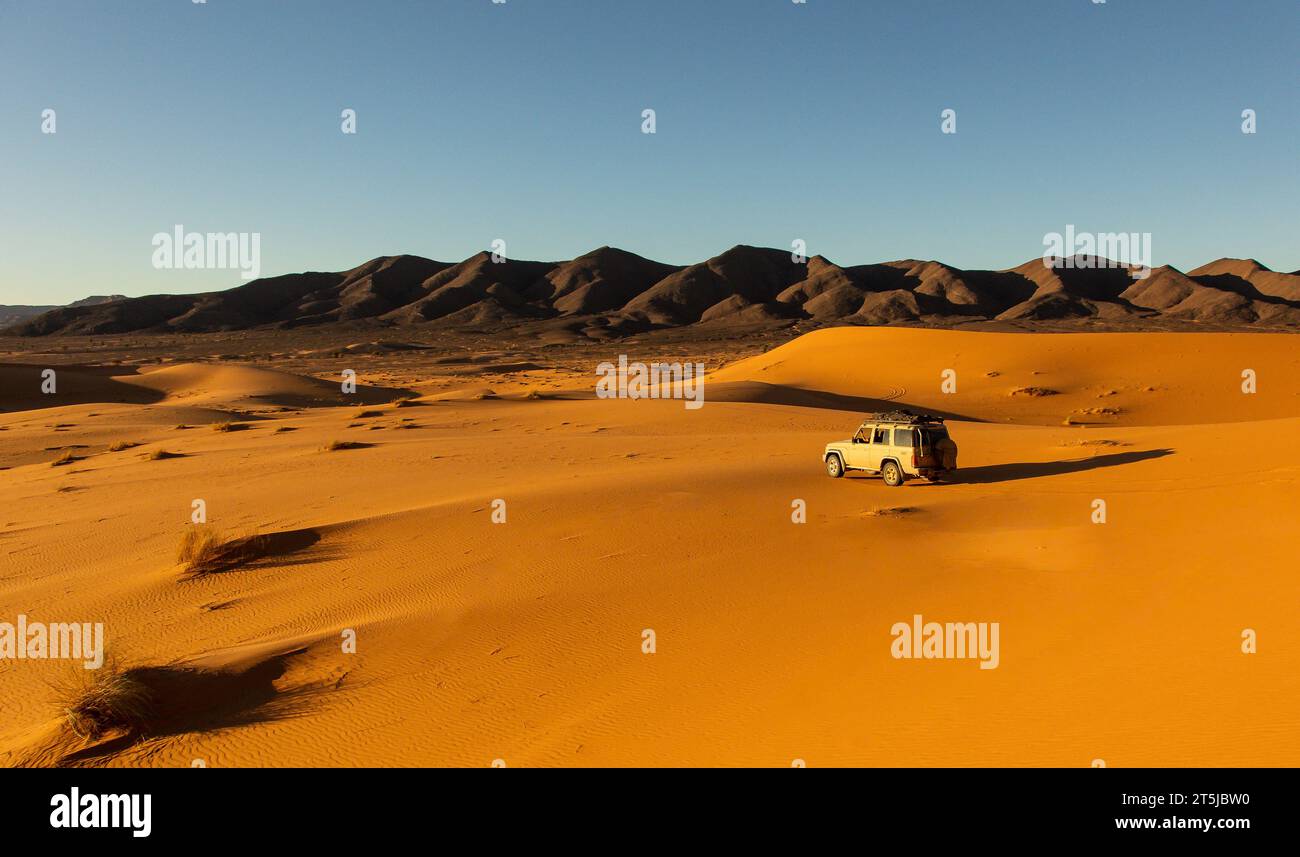 Overlanding in the Sahara desert Stock Photo - Alamy