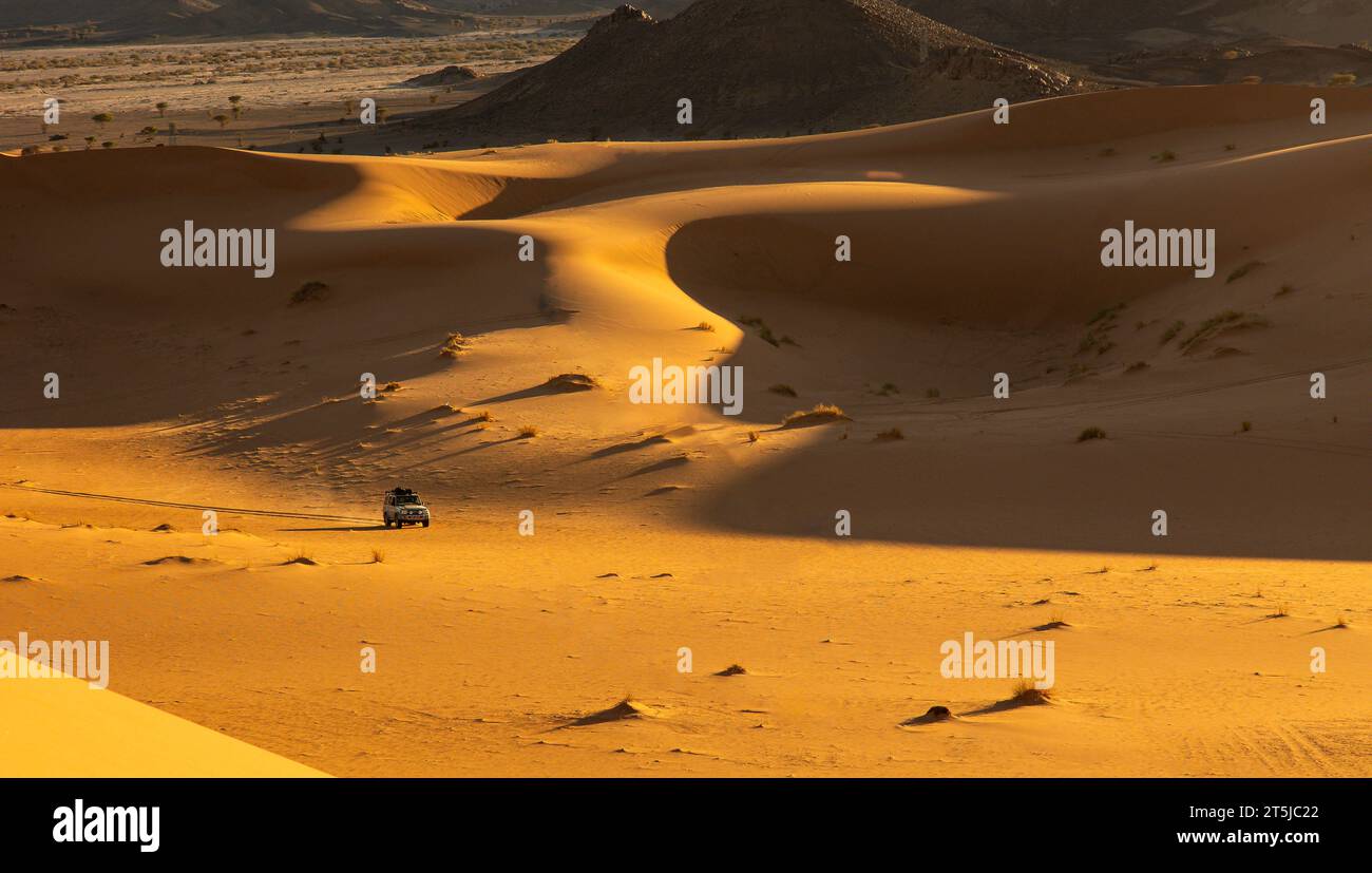 Overlanding in the Sahara desert Stock Photo - Alamy