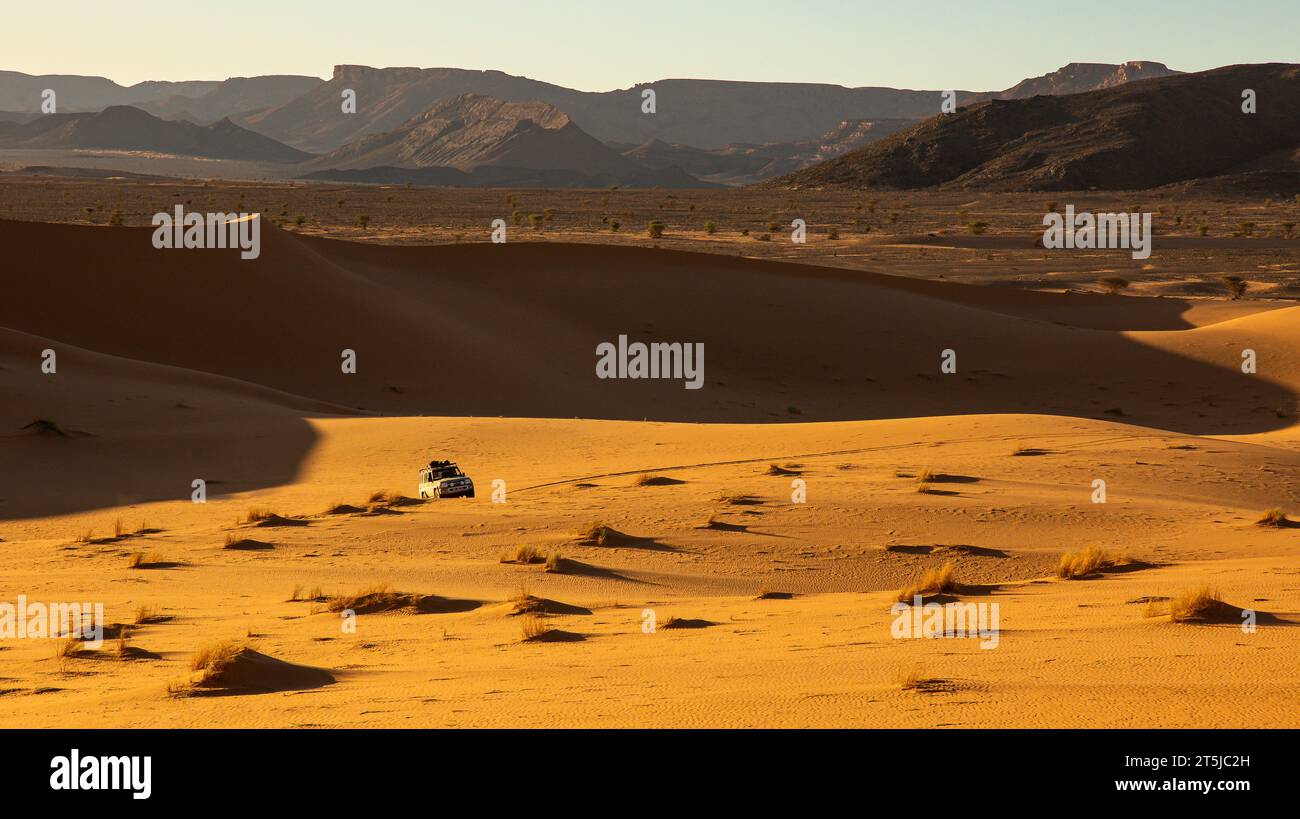 Overlanding in the Sahara desert Stock Photo - Alamy