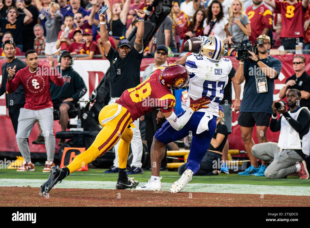 Los Angeles, United States. 04th Nov, 2023. Washington Huskies tight ...