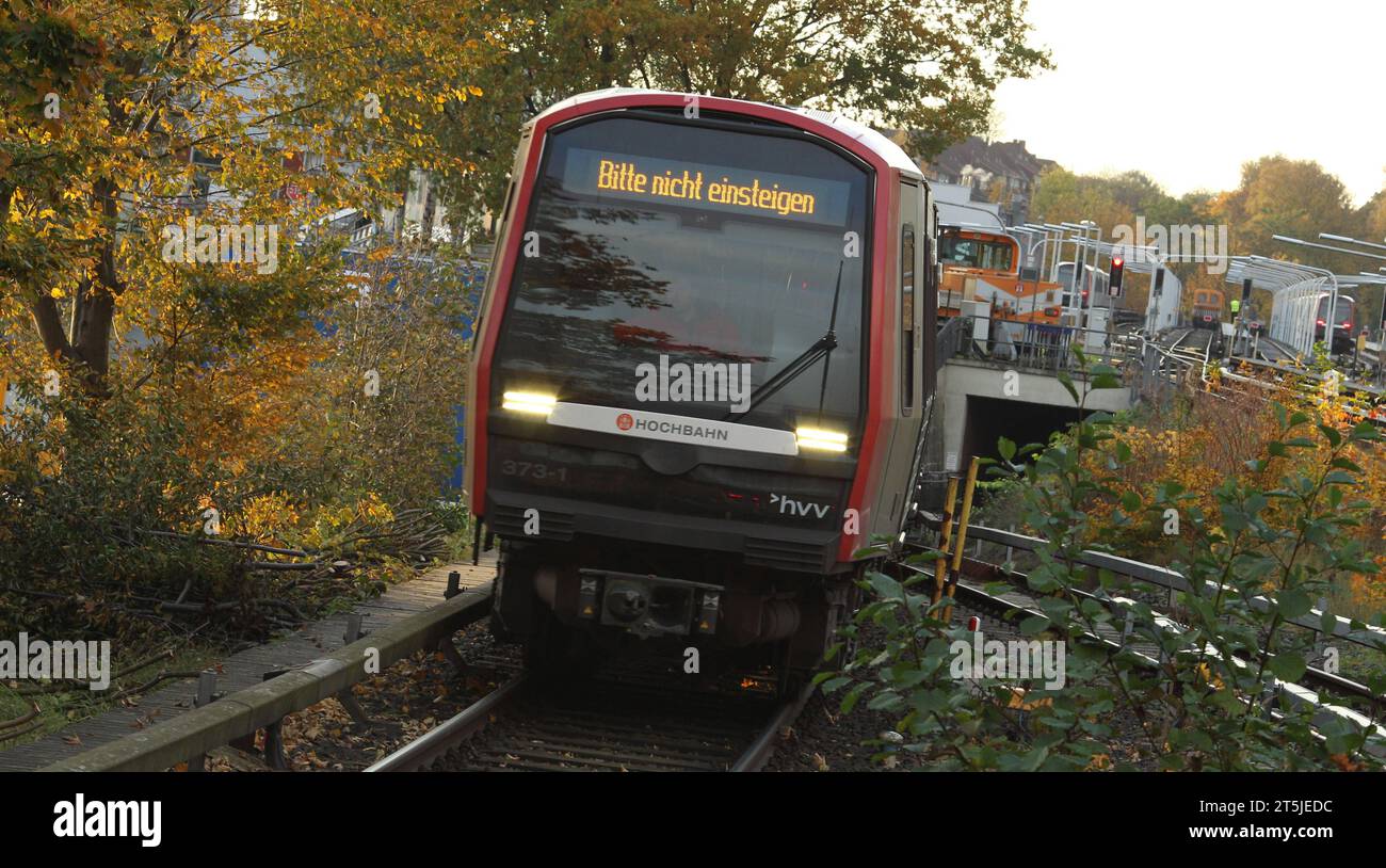 Hochbahn u bahn zug bahn hi-res stock photography and images - Alamy