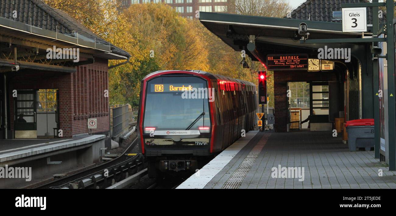 Eine U-Bahn der der Hamburger Hochbahn AG fährt aus dem Bahnhof ...