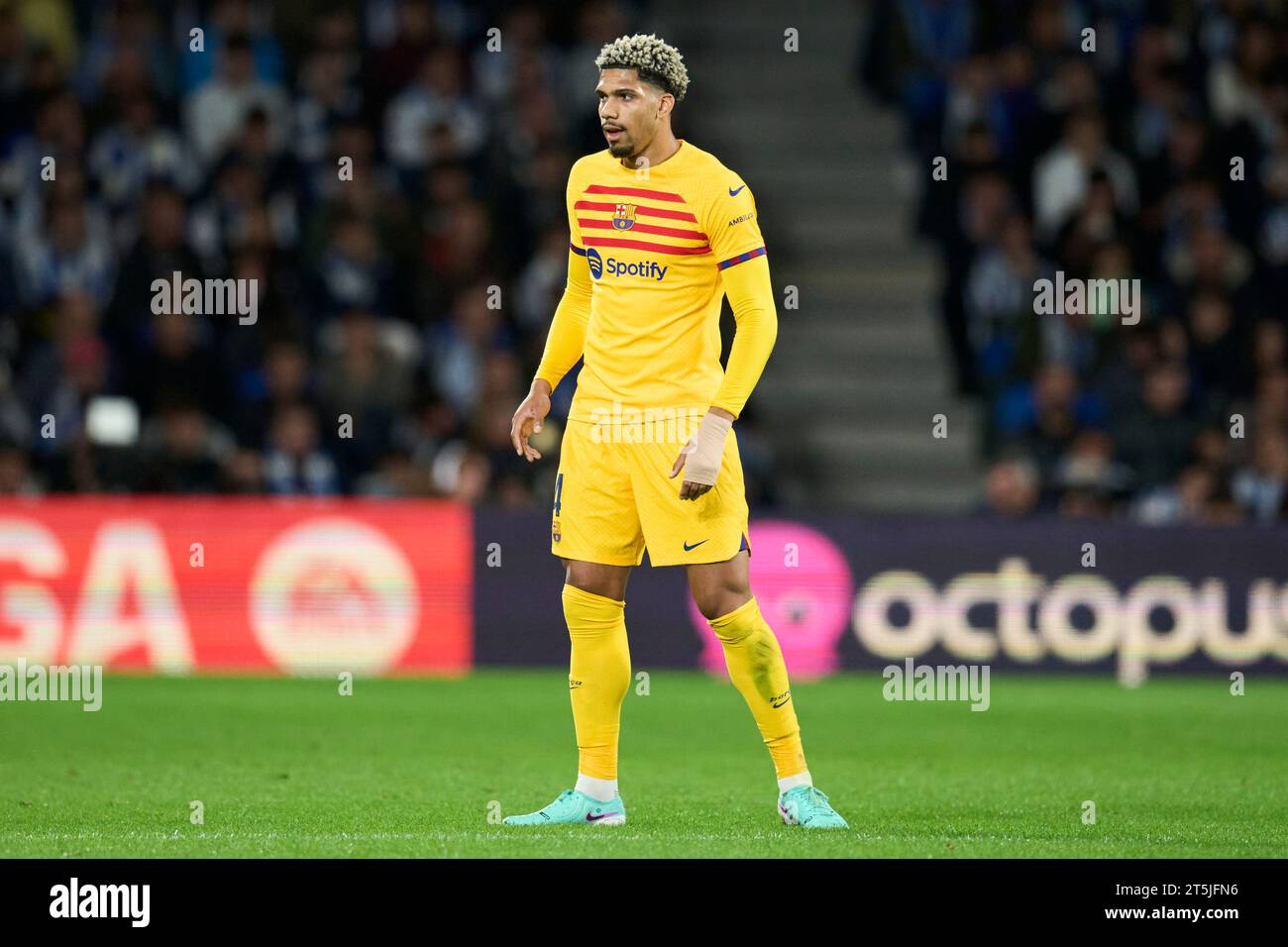 Ronald Araujo of FC Barcelona looks on during the LaLiga EA Sports ...