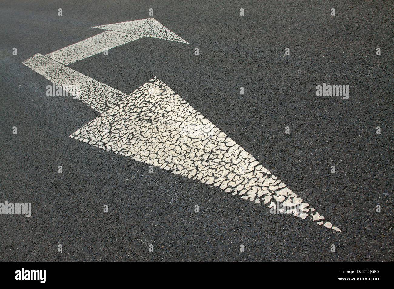White asphalt roads streets hi-res stock photography and images - Alamy