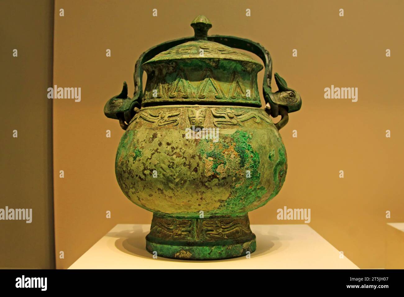 Bronze vessel shang dynasty hi-res stock photography and images - Alamy