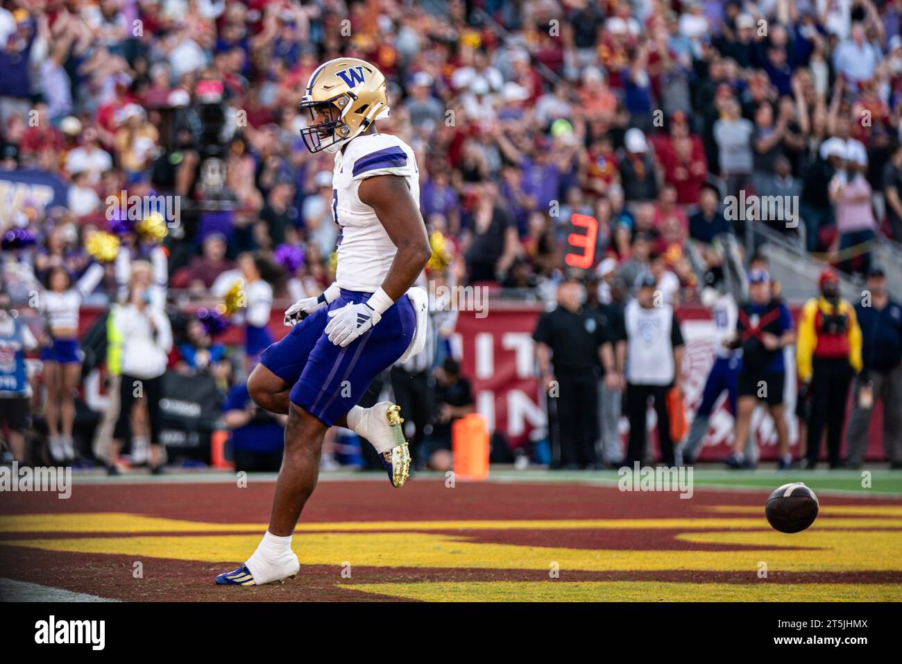 Washington Huskies running back Dillon Johnson (7) scores a touchdown ...