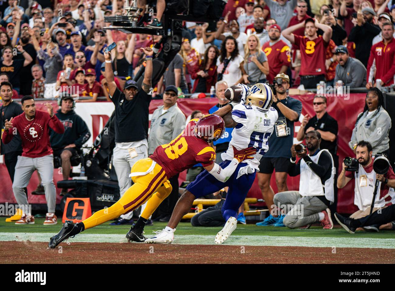 Washington Huskies tight end Devin Culp (83) makes a catch for a ...