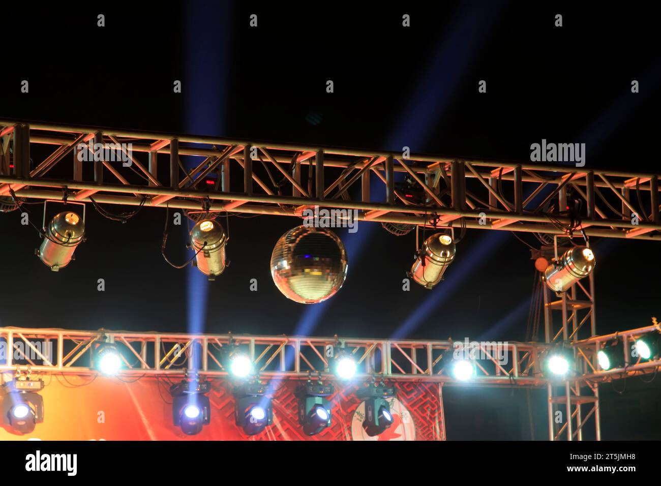 stage light on the metal frame in the dark Stock Photo - Alamy