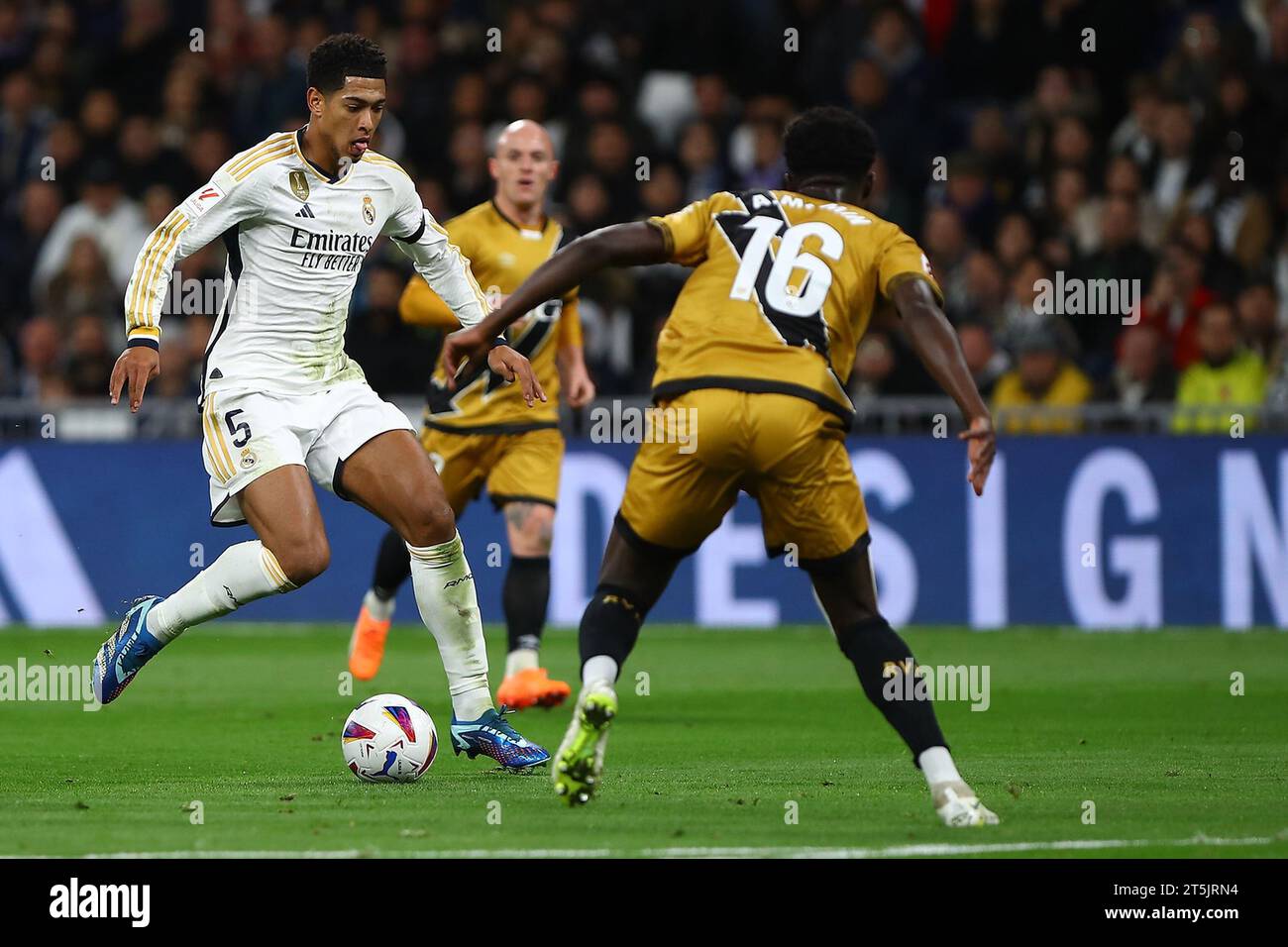 Madrid, Spain. 05th Nov, 2023. Real Madrid´s Bellingham (L) and Rayo ...