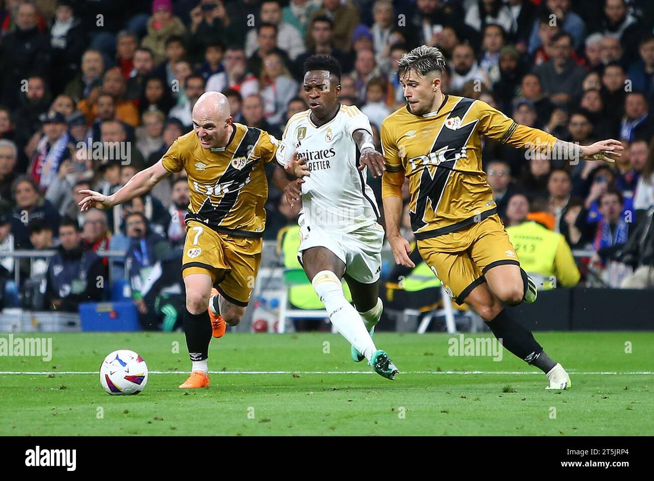 Madrid, Spain. 05th Nov, 2023. Rayo Vallecano´s Isi Palazón (L), Real ...