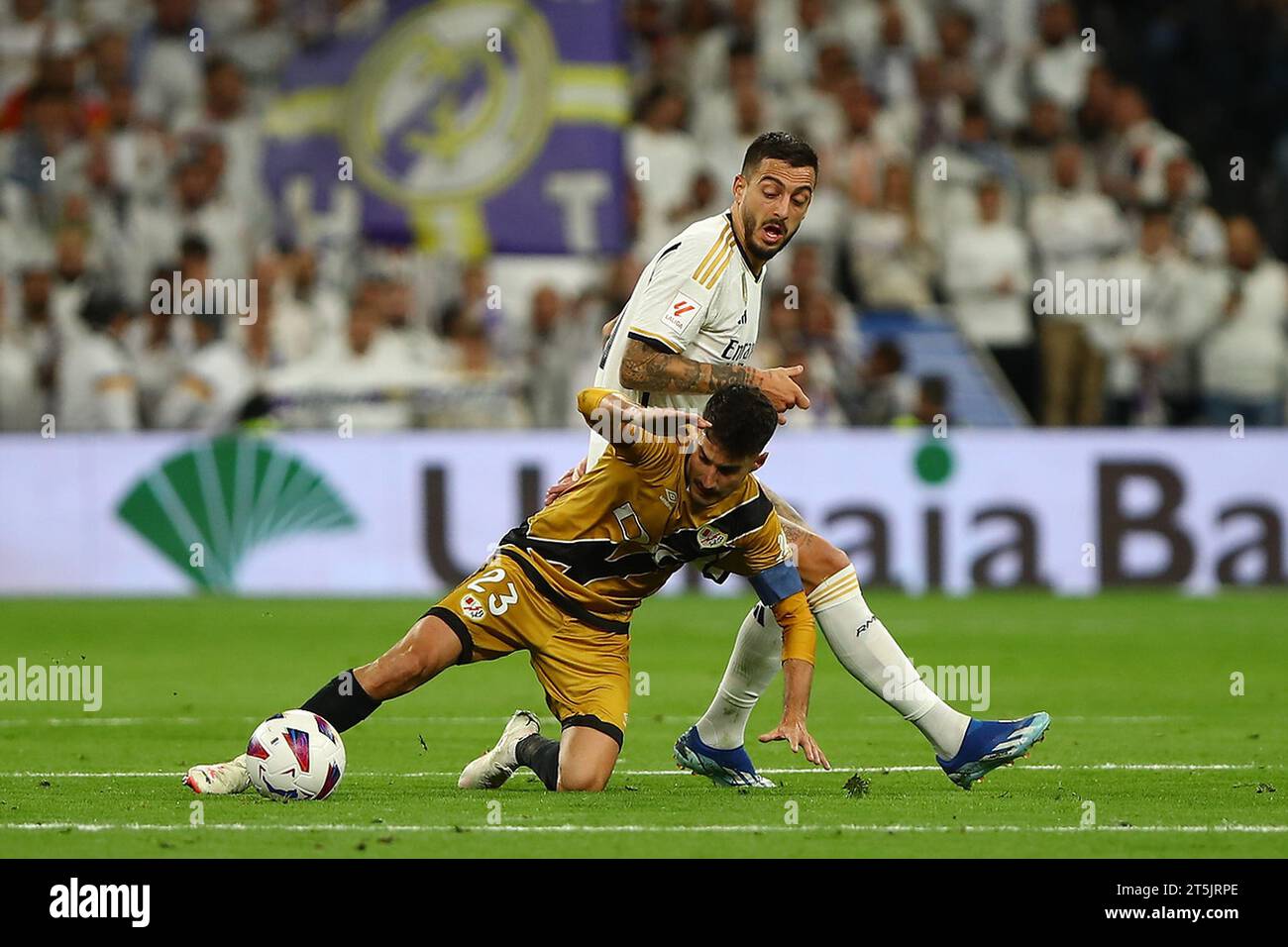 Madrid, Spain. 05th Nov, 2023. Rayo Vallecano´s Valentín (B) and Real ...
