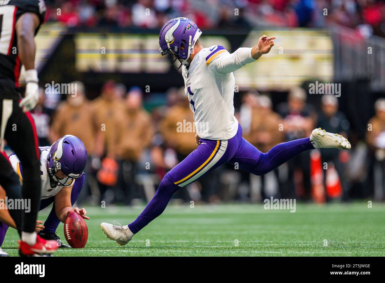 Minnesota Vikings place kicker Greg Joseph (1) kicks a field goal ...
