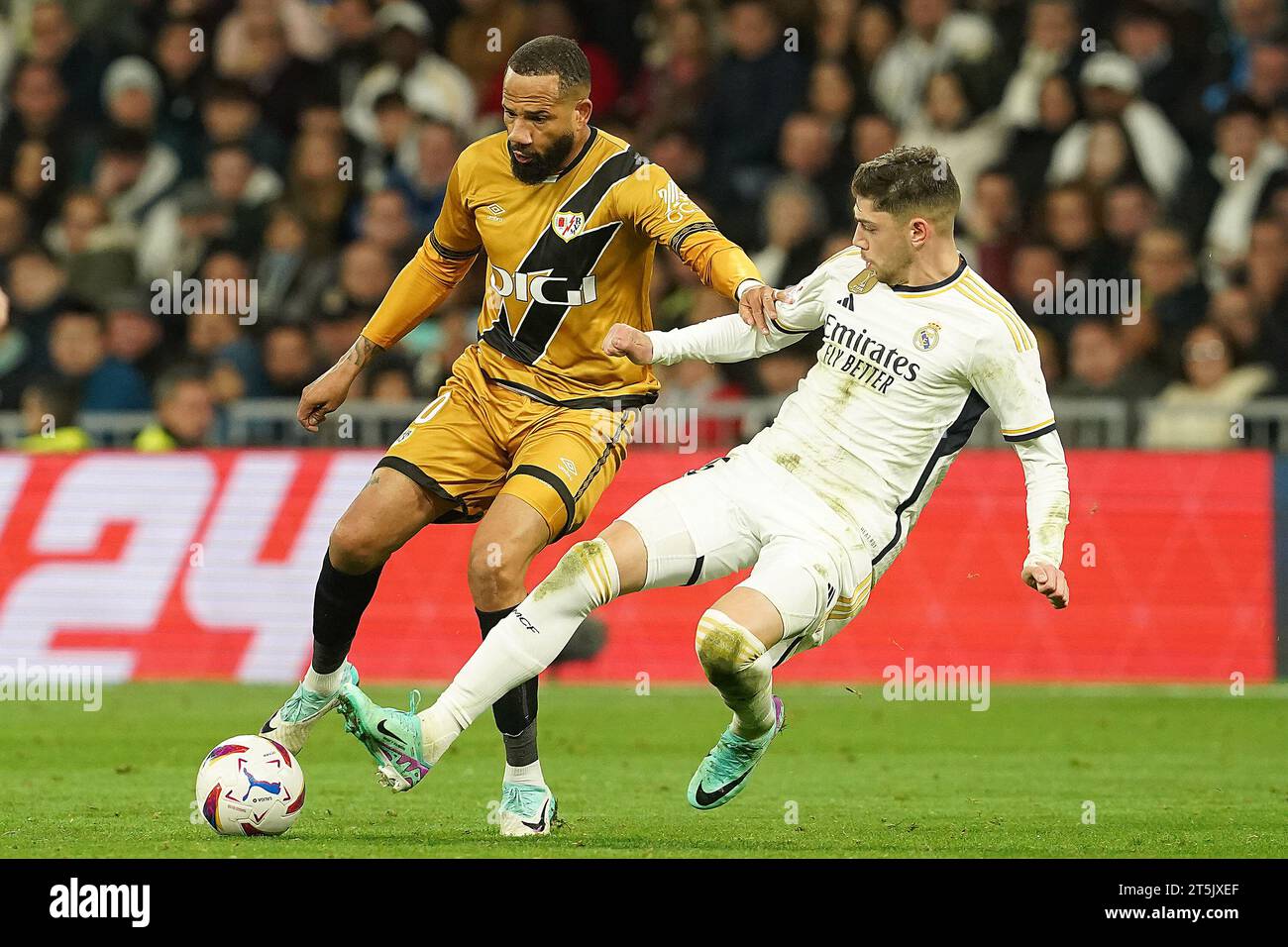 Madrid, Spain. 05th Nov, 2023. Real Madrid's Fede Valverde (r) and Rayo ...