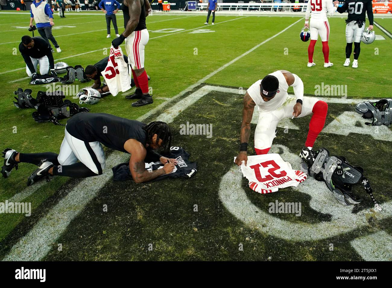 Las Vegas Raiders defensive end Tyree Wilson (9) and New York Giants ...