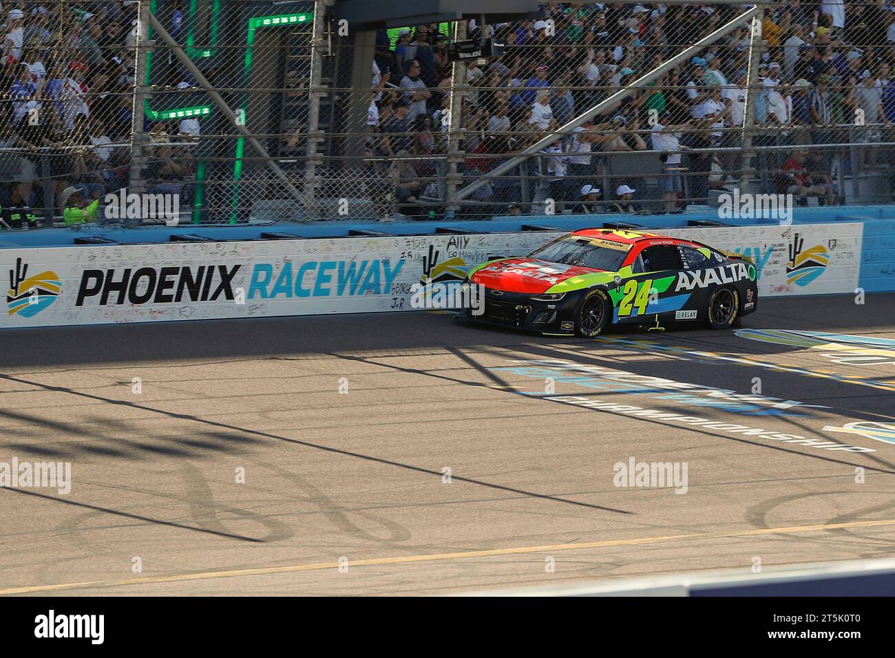 AVONDALE, AZ - NOVEMBER 05: William Byron (#24 Axalta Chevrolet ...