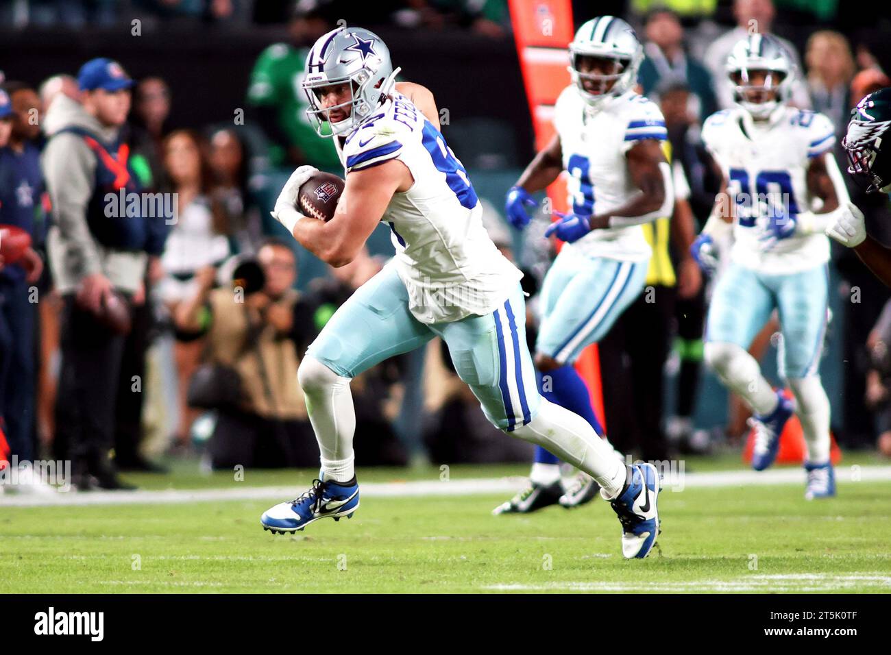 Dallas Cowboys tight end Jake Ferguson (87) makes a catch during an NFL ...