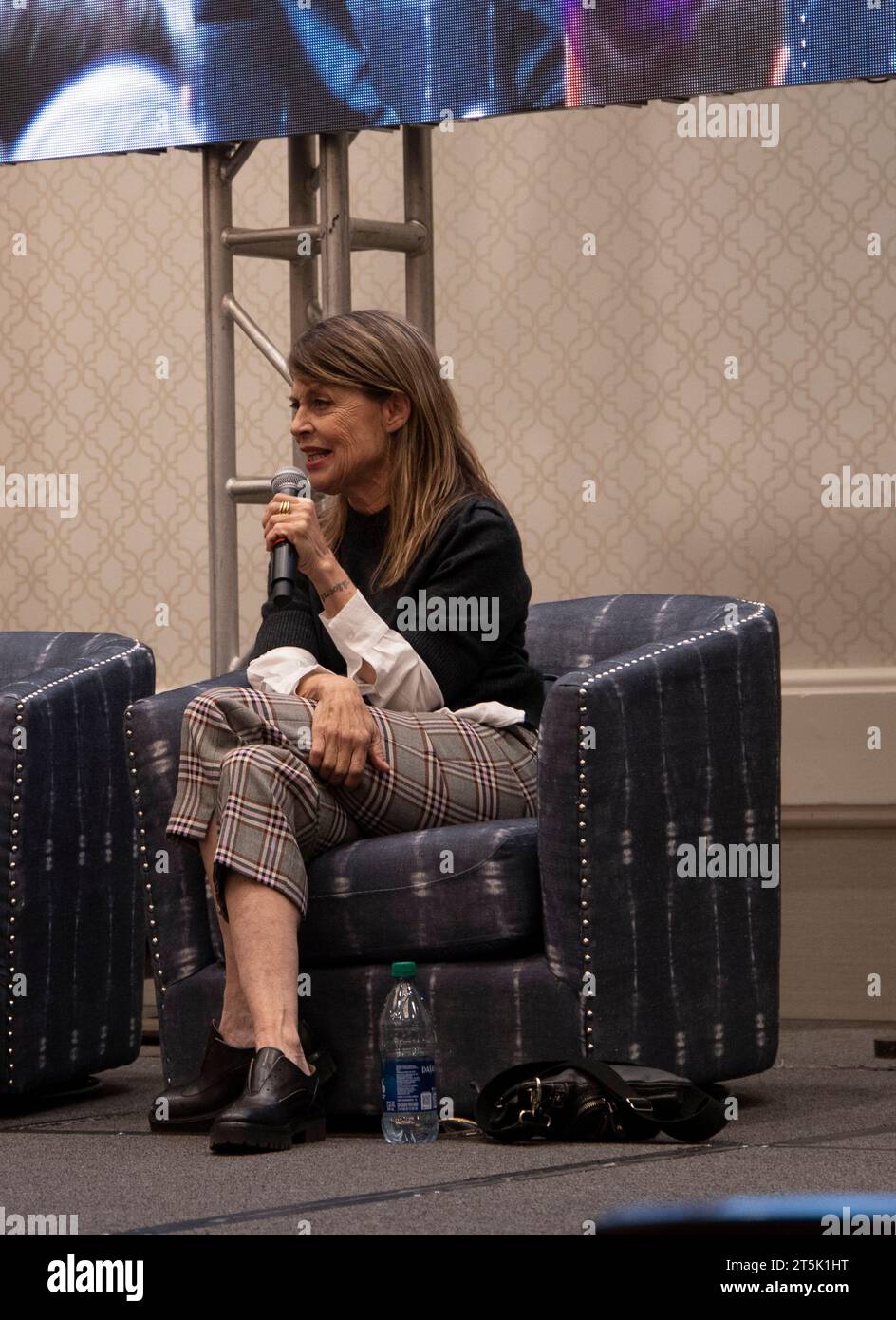 Beauty and beast linda hamilton hi-res stock photography and images - Alamy