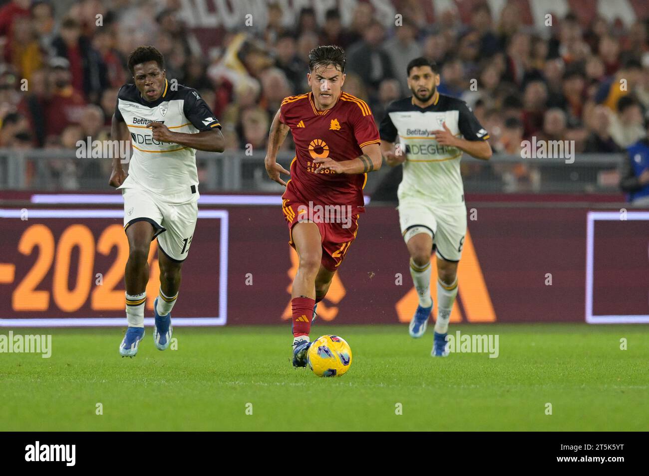 Mohamed Kaba of UC Lecce and Paulo Dybala of AS Roma during Serie A ...