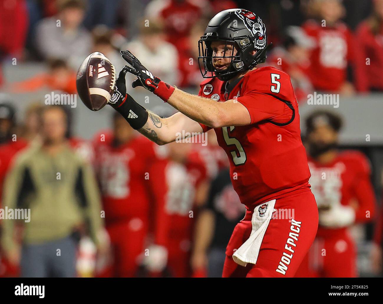 November 4,2023: NC State senior Brennan Armstrong (5) takes snap. NCAA ...