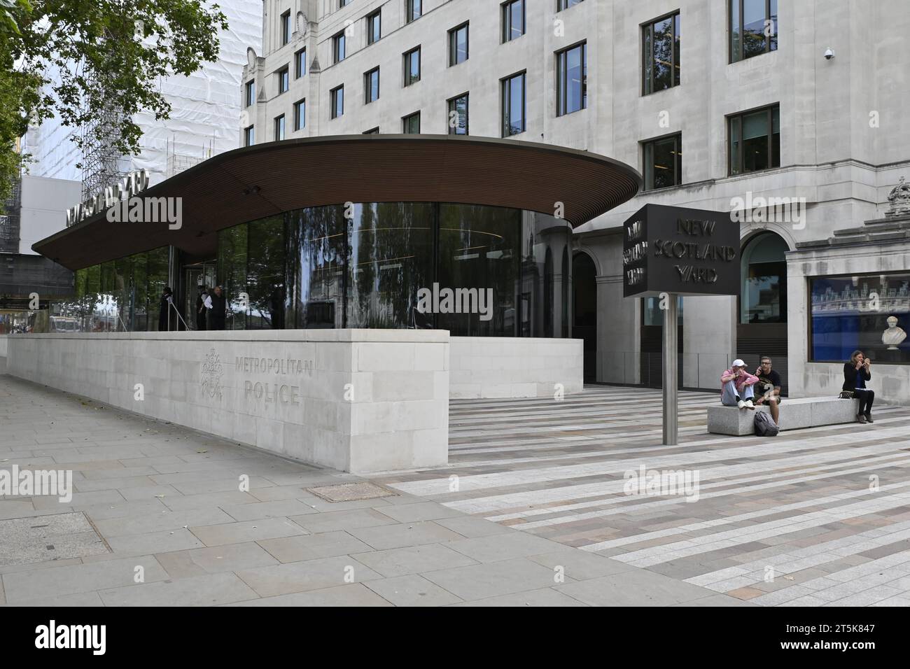 A view of the entrance to New Scotland Yard on Victoria embankment city ...
