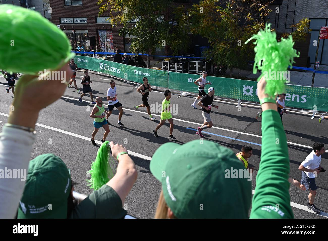 Crowds cheer on runners during the TCS New York City Marathon on ...