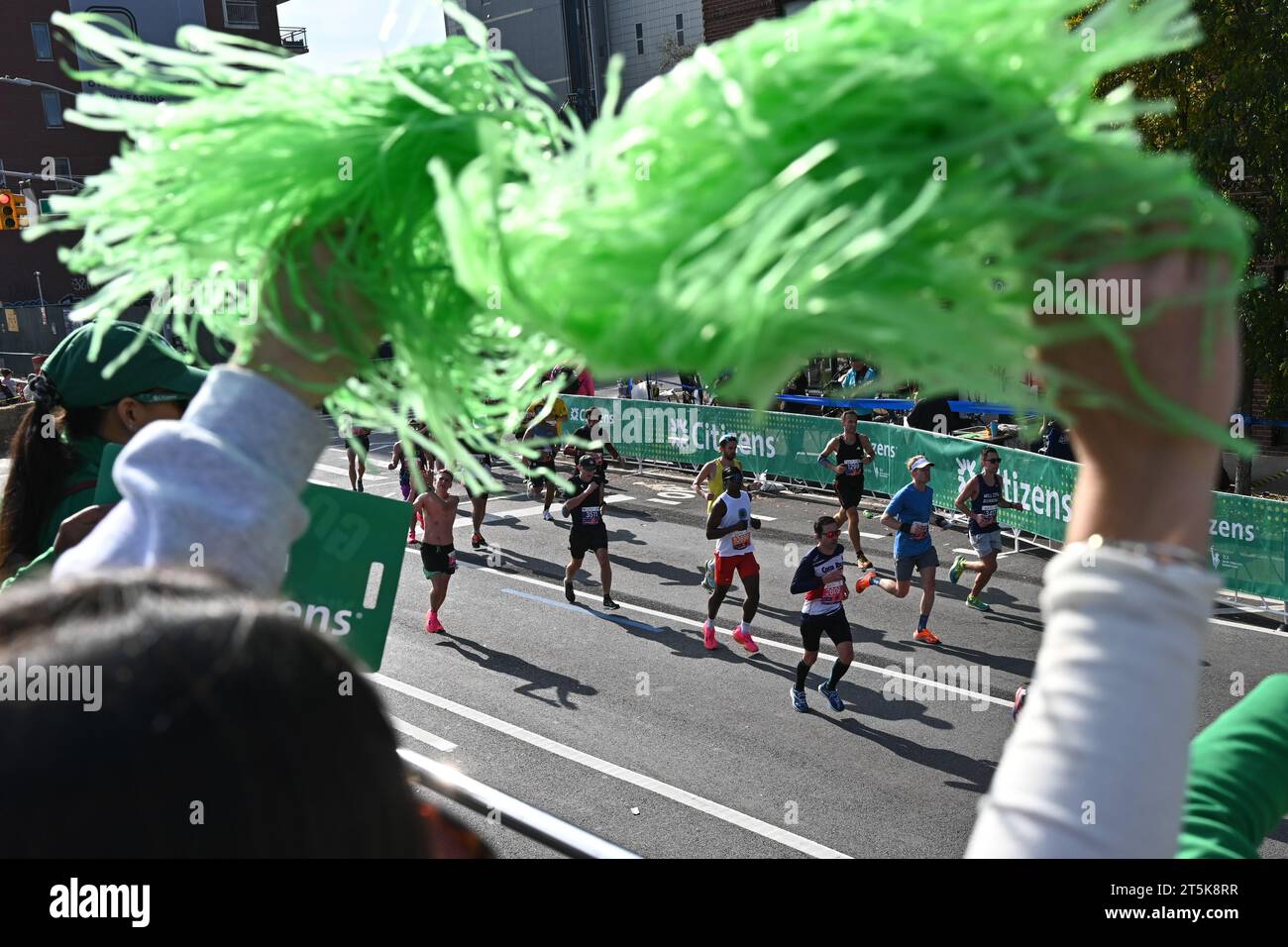 Crowds cheer on runners during the TCS New York City Marathon on ...