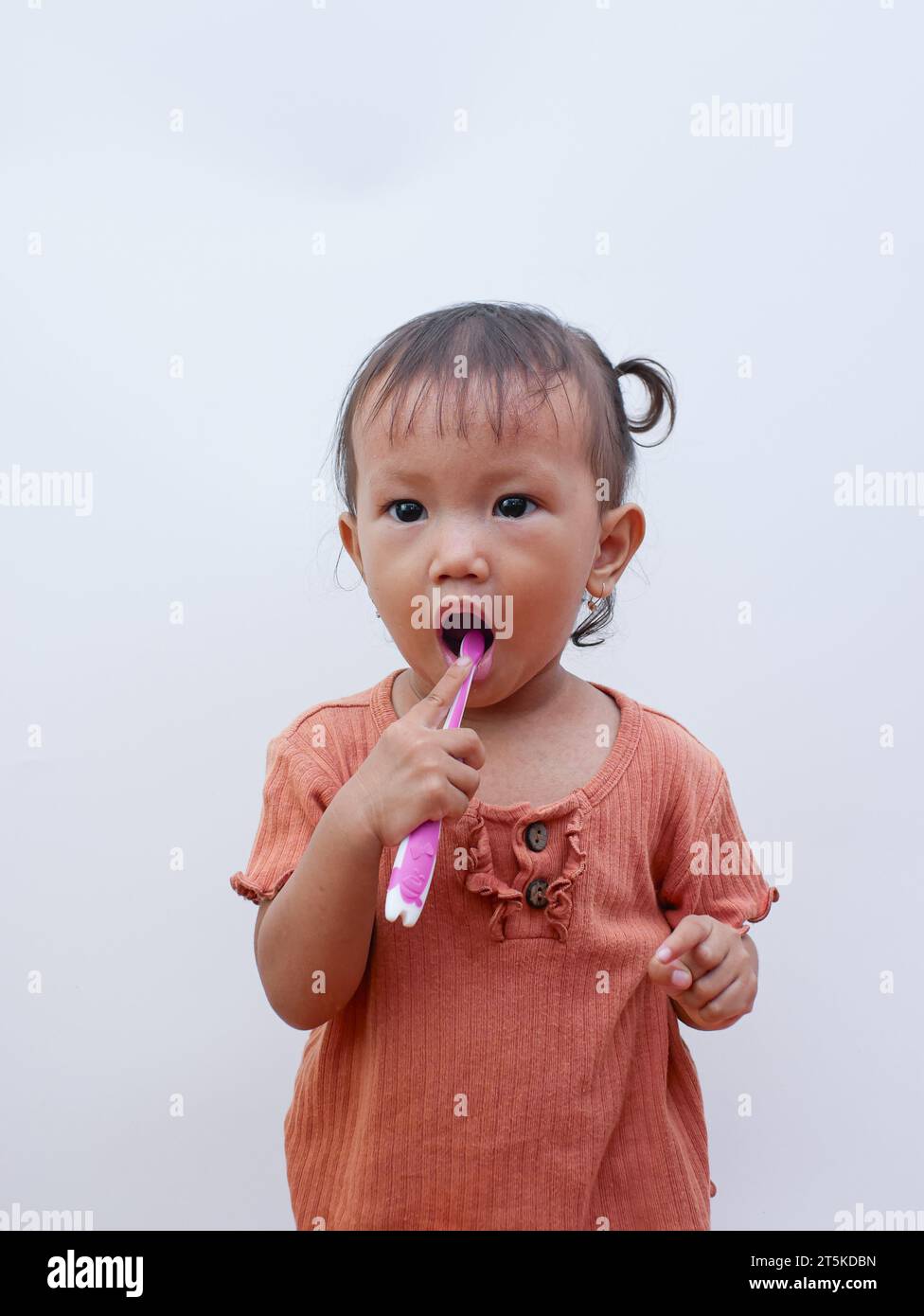 cute asian little girl brushing her teeth Stock Photo - Alamy
