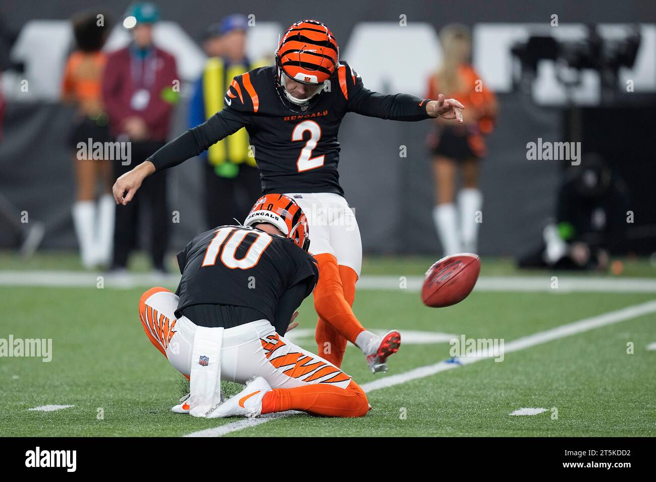 Cincinnati Bengals kicker Evan McPherson, with Brad Robbins holding, kicks a field goal against ...