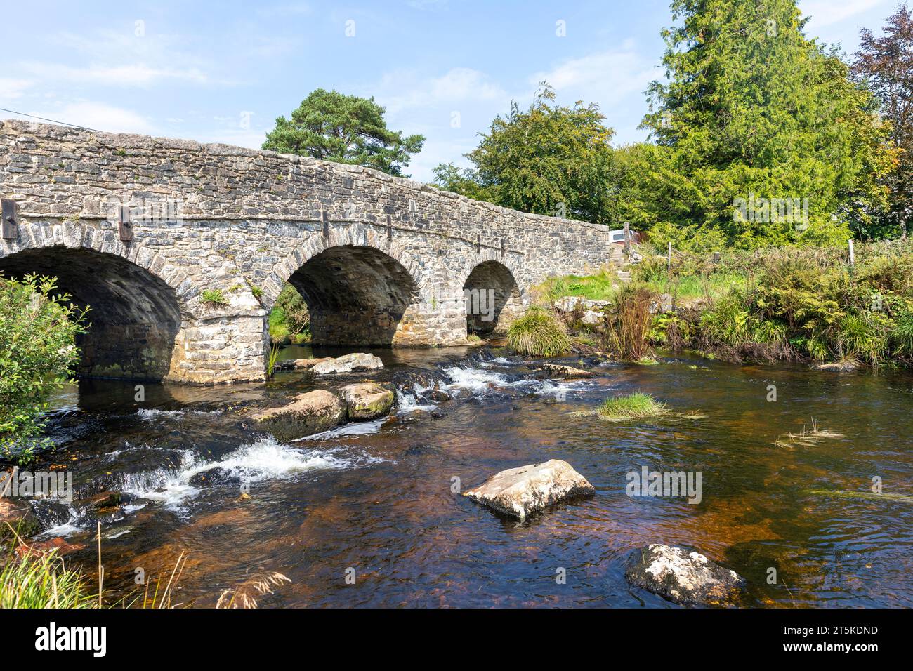 Postbridge hamlet in Dartmoor national park, arch road bridge over the ...