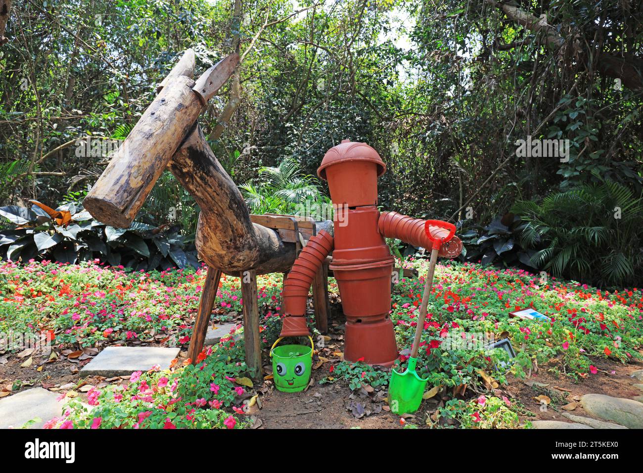 Before the cartoon sculpture, it was on Wuzhizhou Island, Sanya City ...