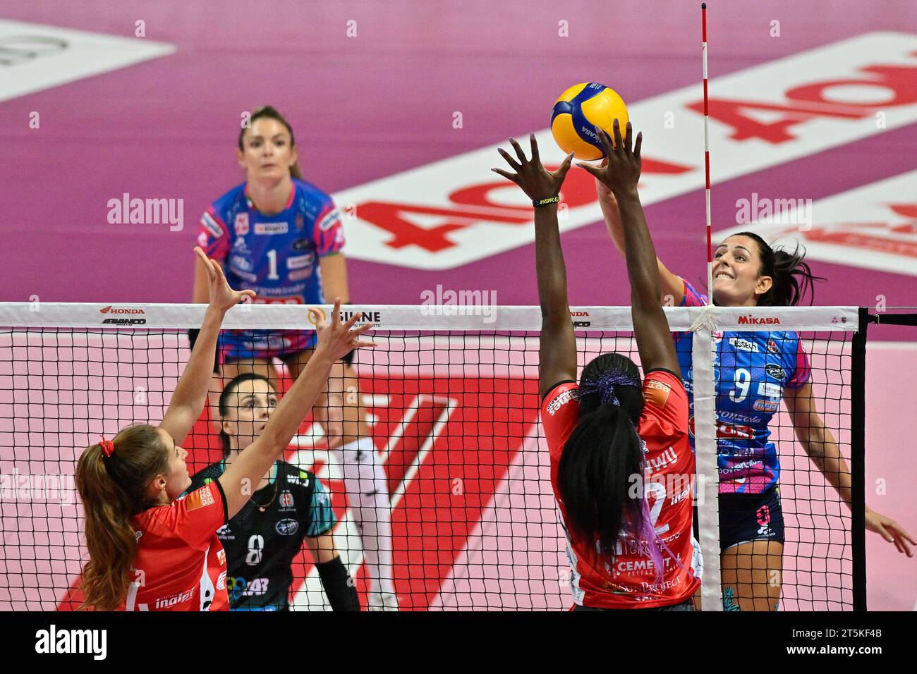 Cuneo, Italy. 05th Nov, 2023. Anna Hall (Cuneo) - Eleonora Fersino ...